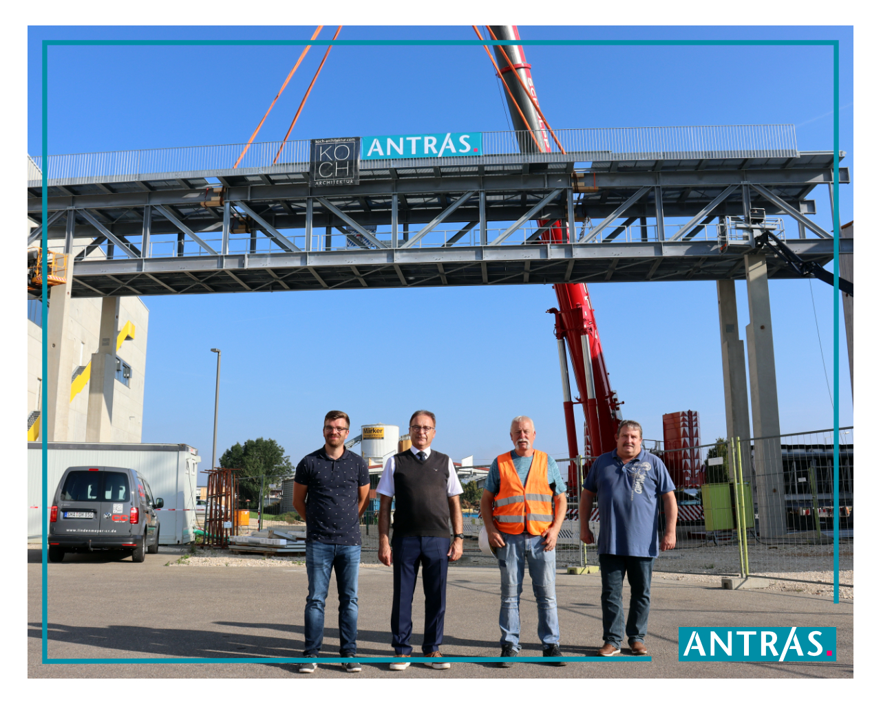 Luftiges Spektakel: Förder- und Versorgungsbrücke schwebt durch die ...